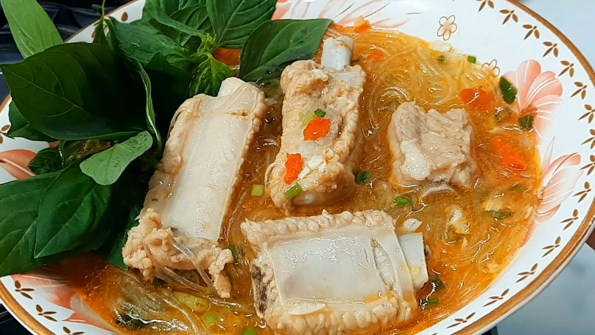 Bí quyết nấu Miến Sườn Cay Lá Quế ngon chuẩn vị tại nhà