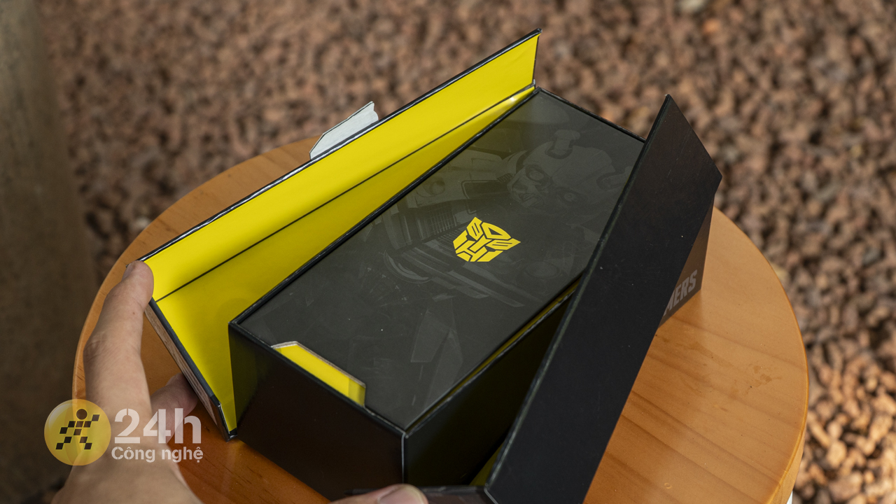 Trên tay TECNO SPARK 30 Transformer Bumble Bee Edition: Ngoại hình đẹp