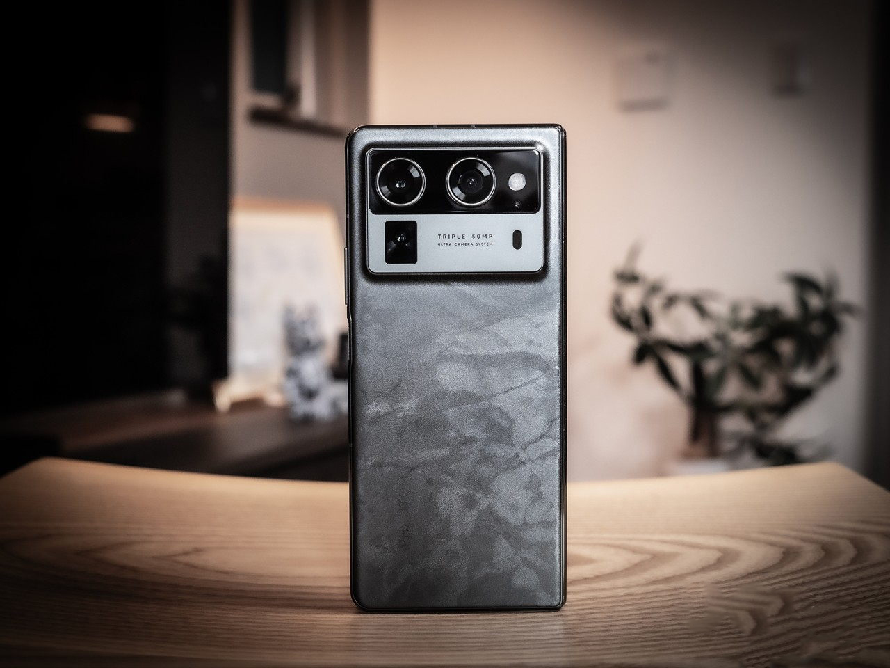 Trên tay TECNO Phantom V Fold2: Hoàn thiện tốt hơn thế hệ trước