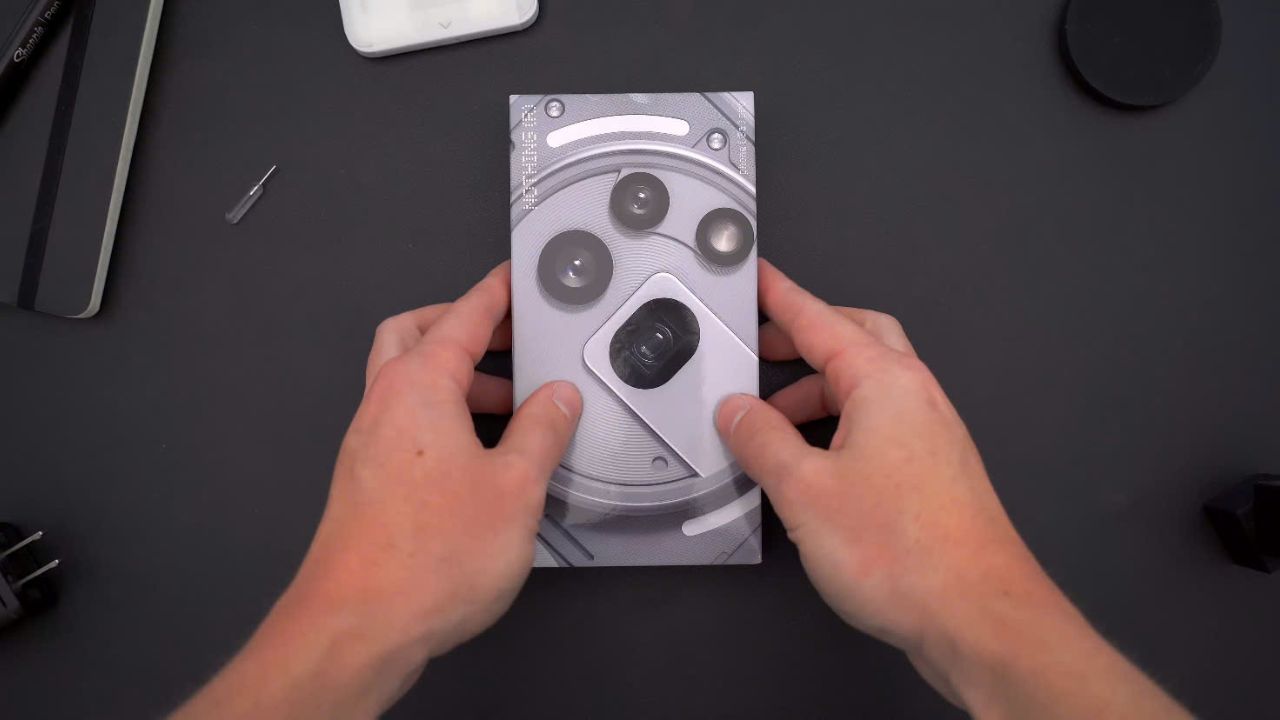 Trên tay Nothing Phone (3a) Pro: Thiết kế quen thuộc, Snap 7s Gen 3