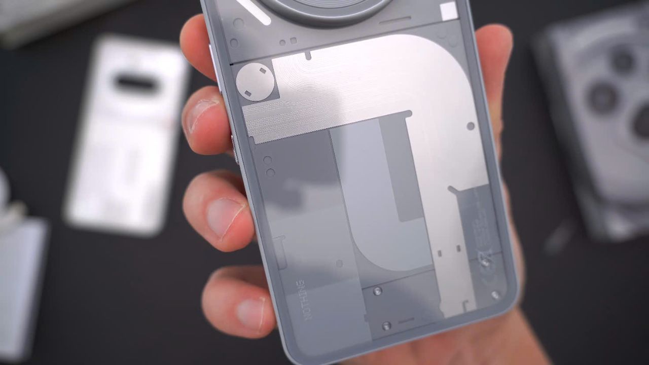 Trên tay Nothing Phone (3a) Pro: Thiết kế quen thuộc, Snap 7s Gen 3