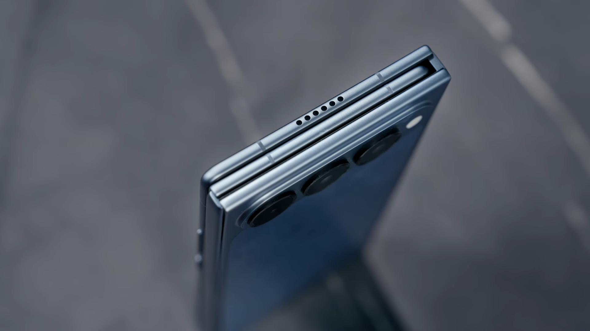 TECNO Phantom Ultimate G Fold: Smartphone gập 3 mỏng nhất thế giới