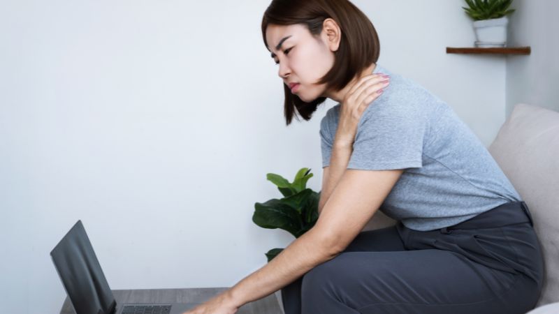 Gù lưng là gì? Nguyên nhân, dấu hiệu và cách điều trị