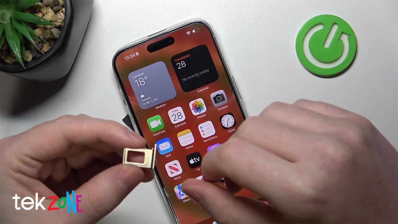 iPhone 15/Plus/Pro/Pro Max có mấy SIM? Có khe SIM không?